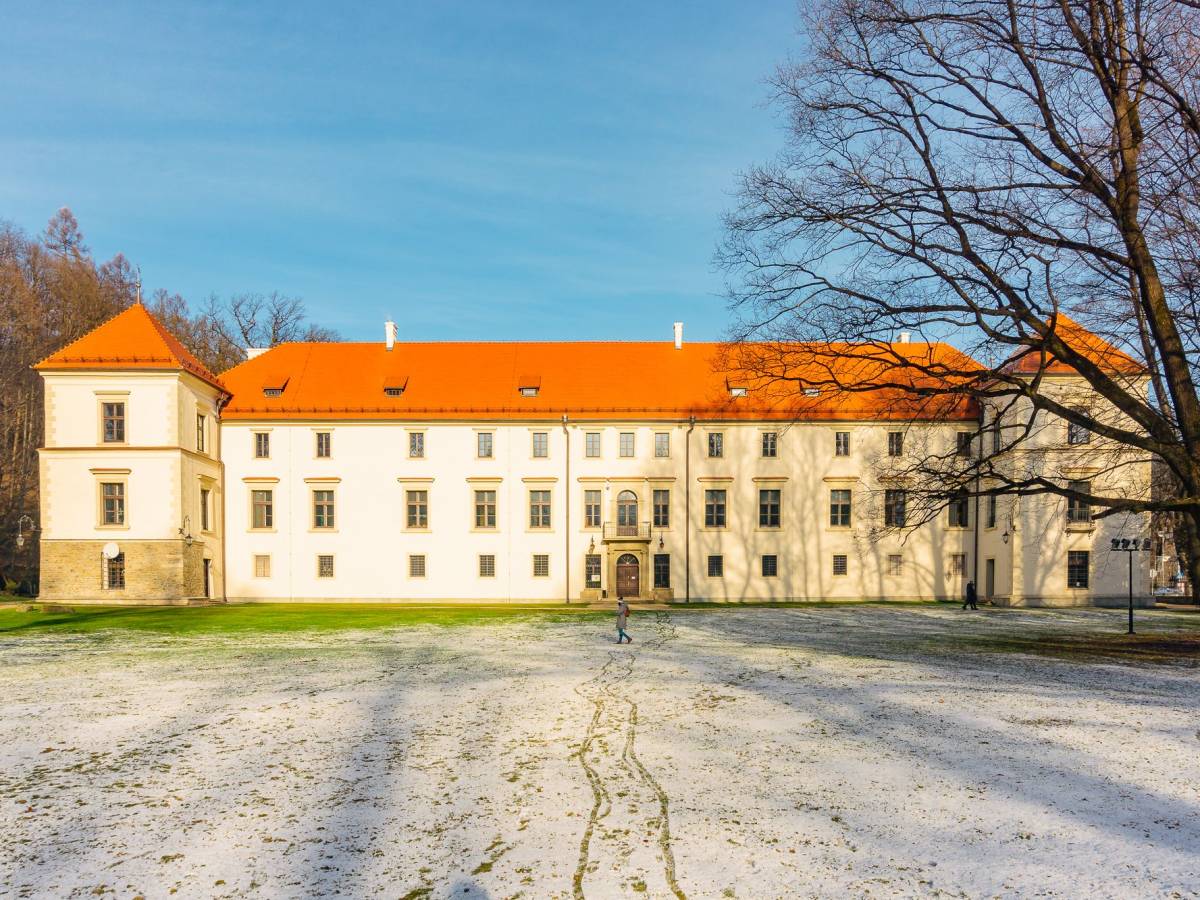 Zamek w Suchej Beskidzkiej. Ciekawe miejsca na wycieczkę w Małopolsce