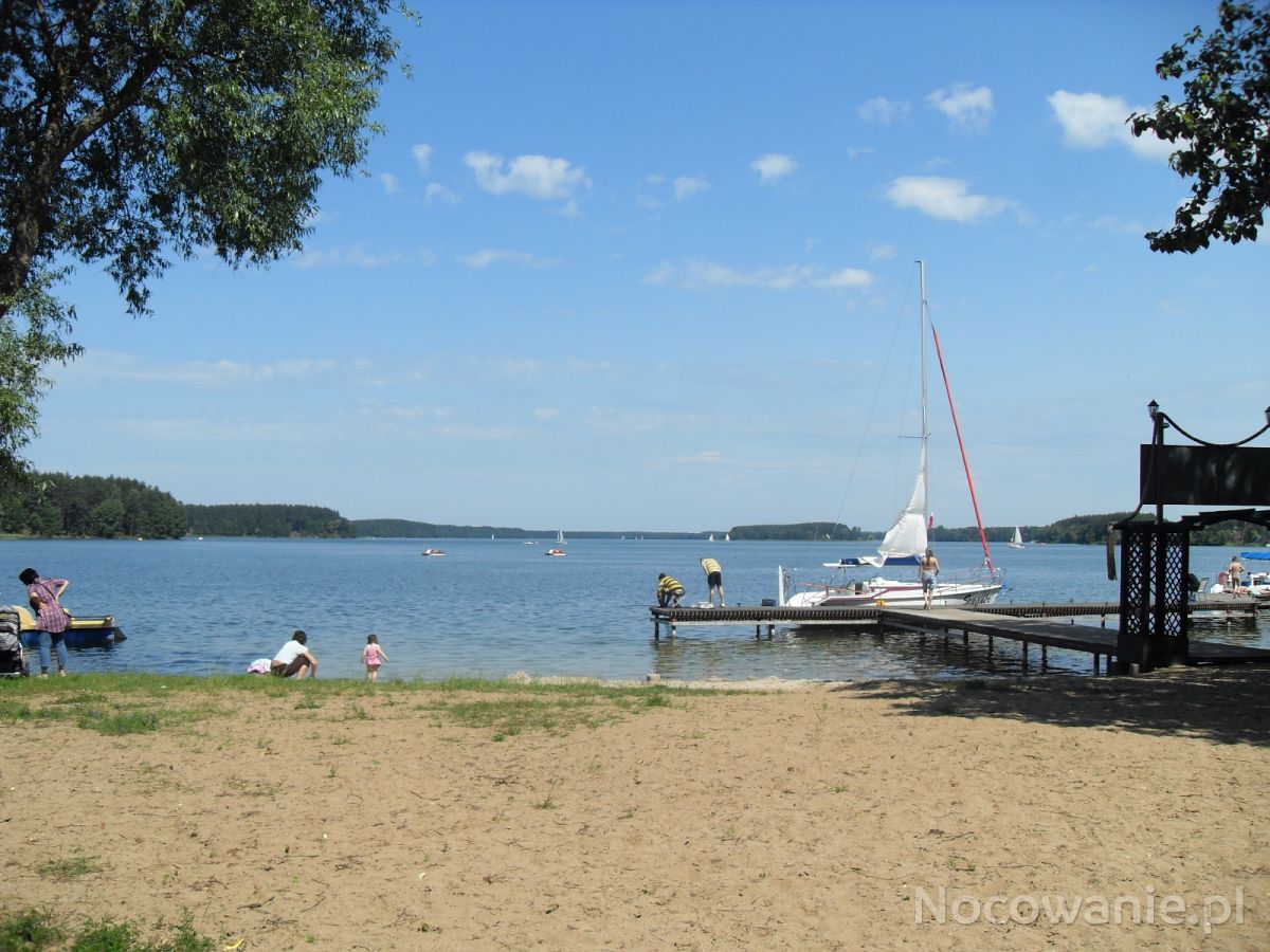 Widok na jezioro Wdzydze z plaży w Borsku-Jeziornej, Borsk, zdjęcia